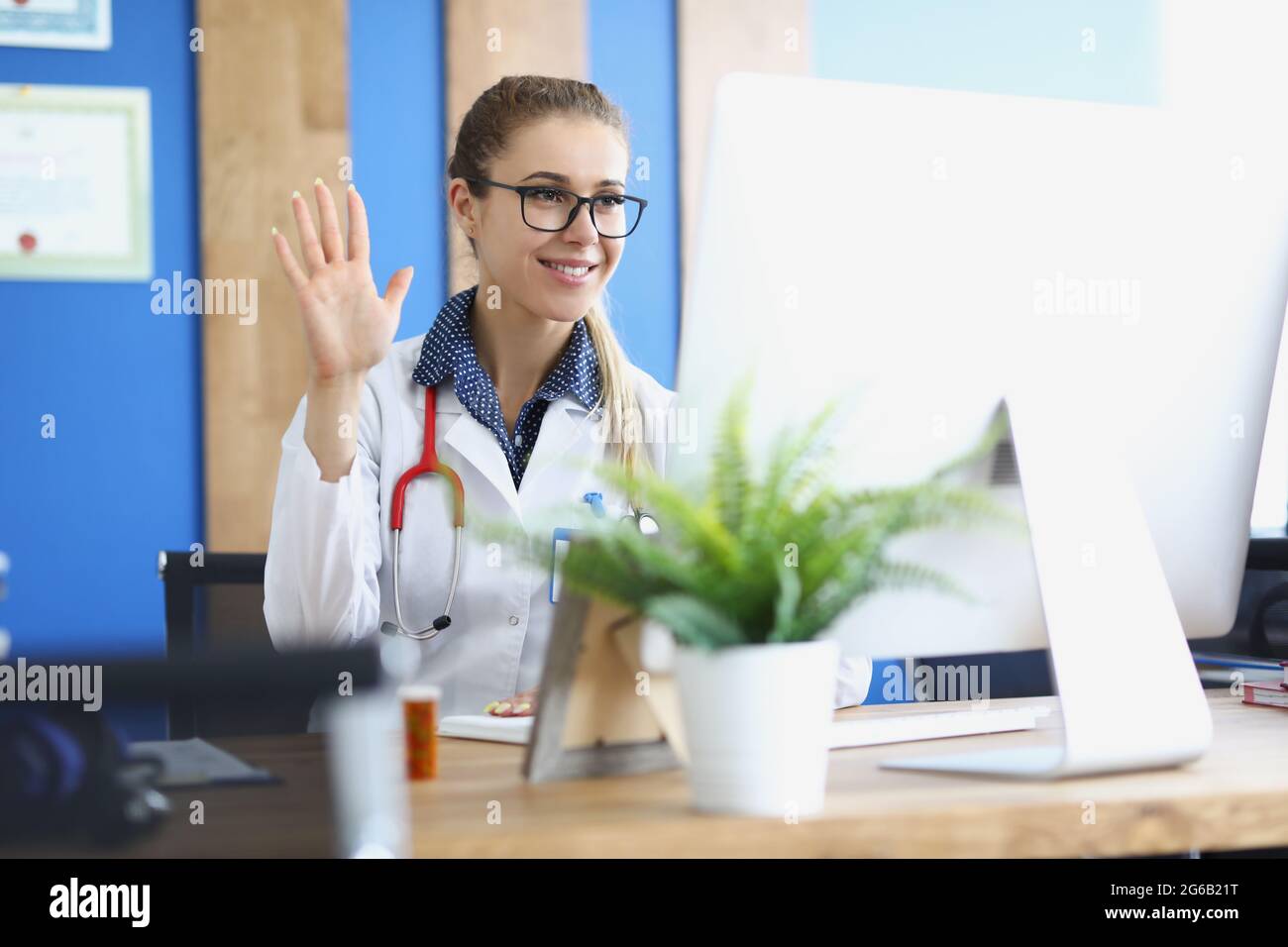 Doctor assistant laptop hi-res stock photography and images - Alamy