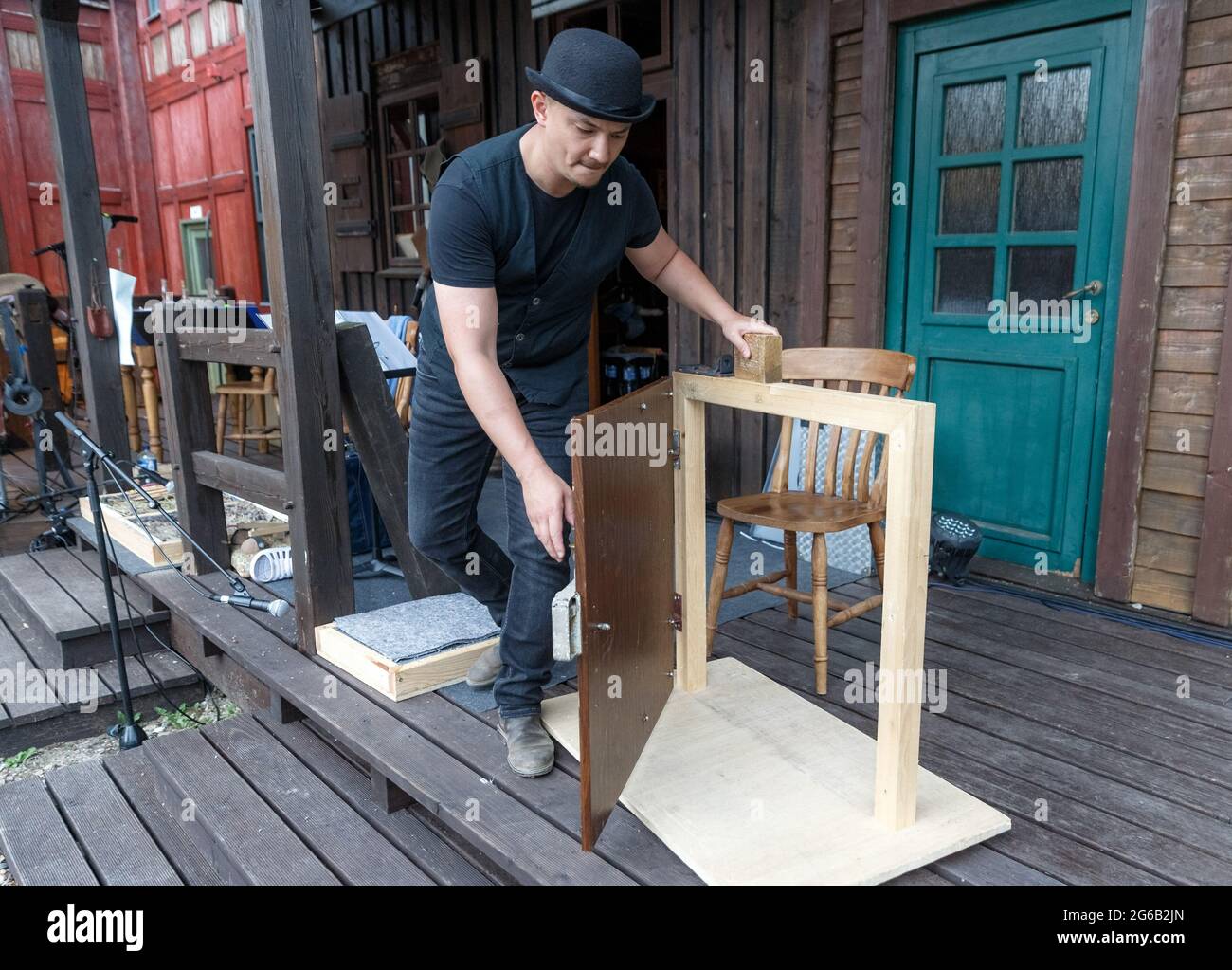 Door sounds hi-res stock photography and images - Alamy