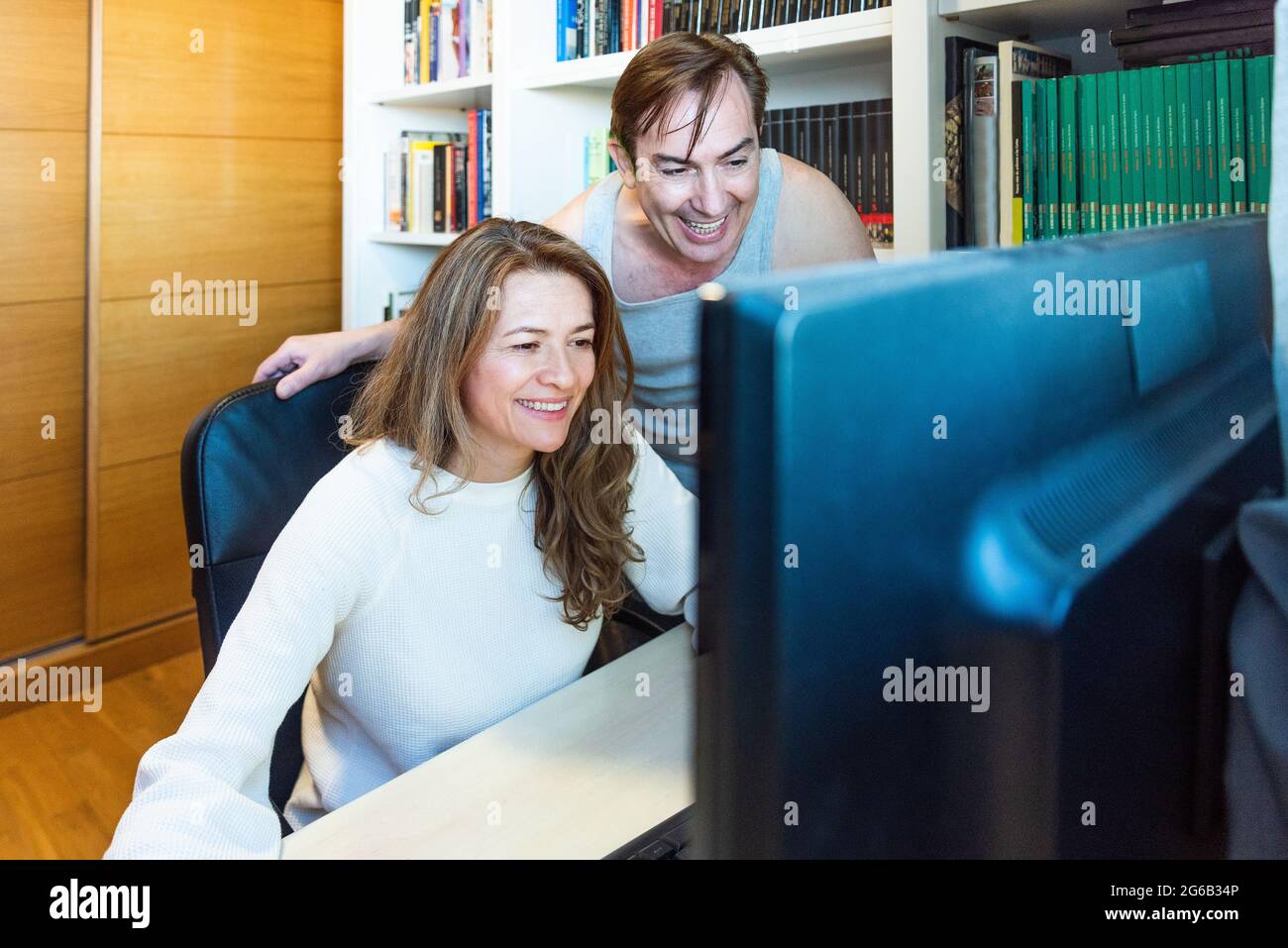 Middle aged couple computer hi-res stock photography and images - Alamy