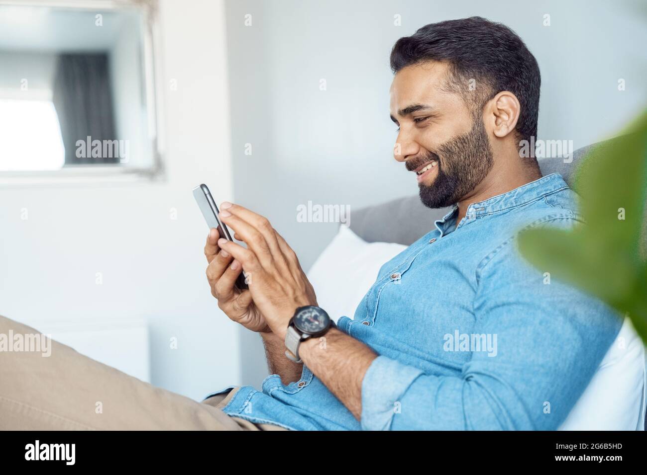 Indian man profile hi-res stock photography and images - Alamy