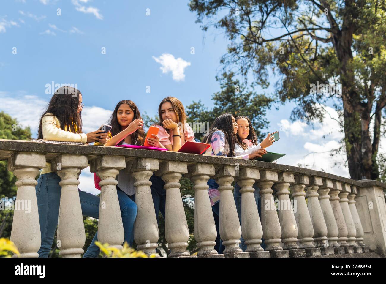 Teen girls hi-res stock photography and images - Alamy