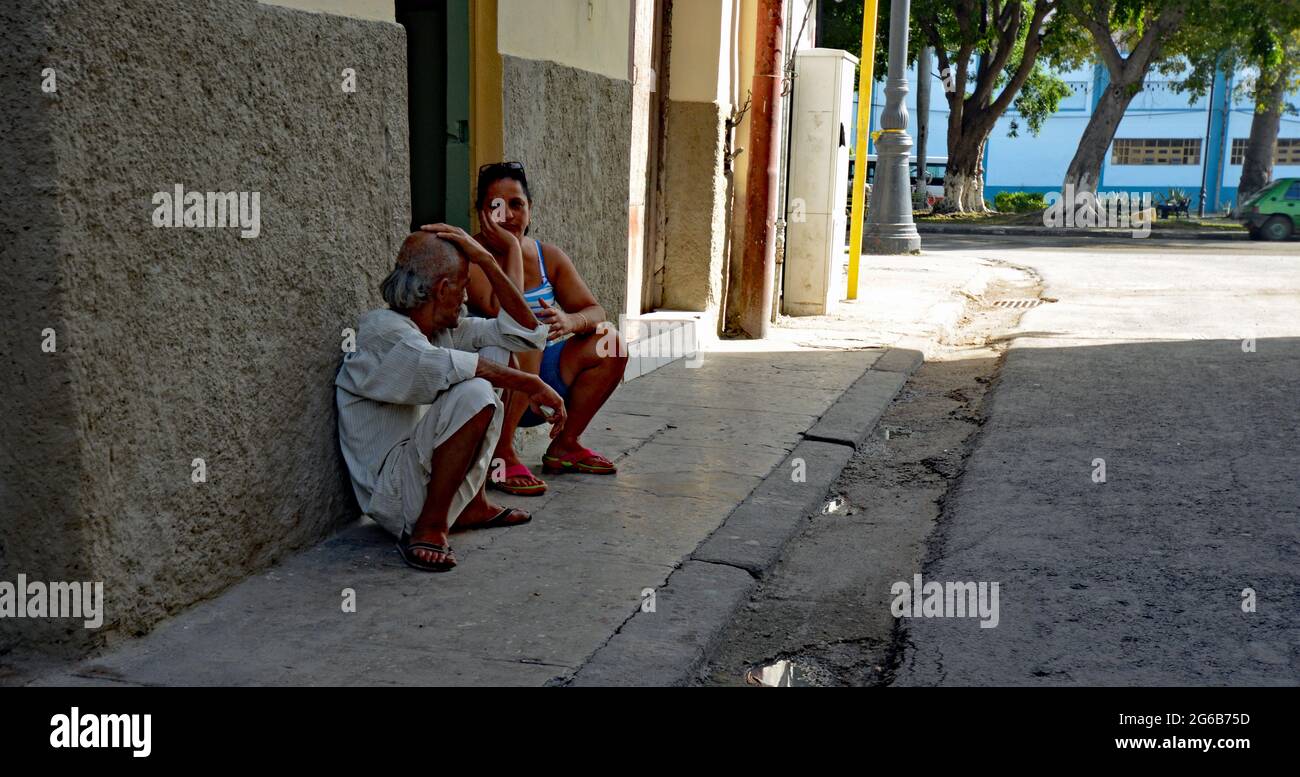 Cubans talking hi-res stock photography and images - Alamy