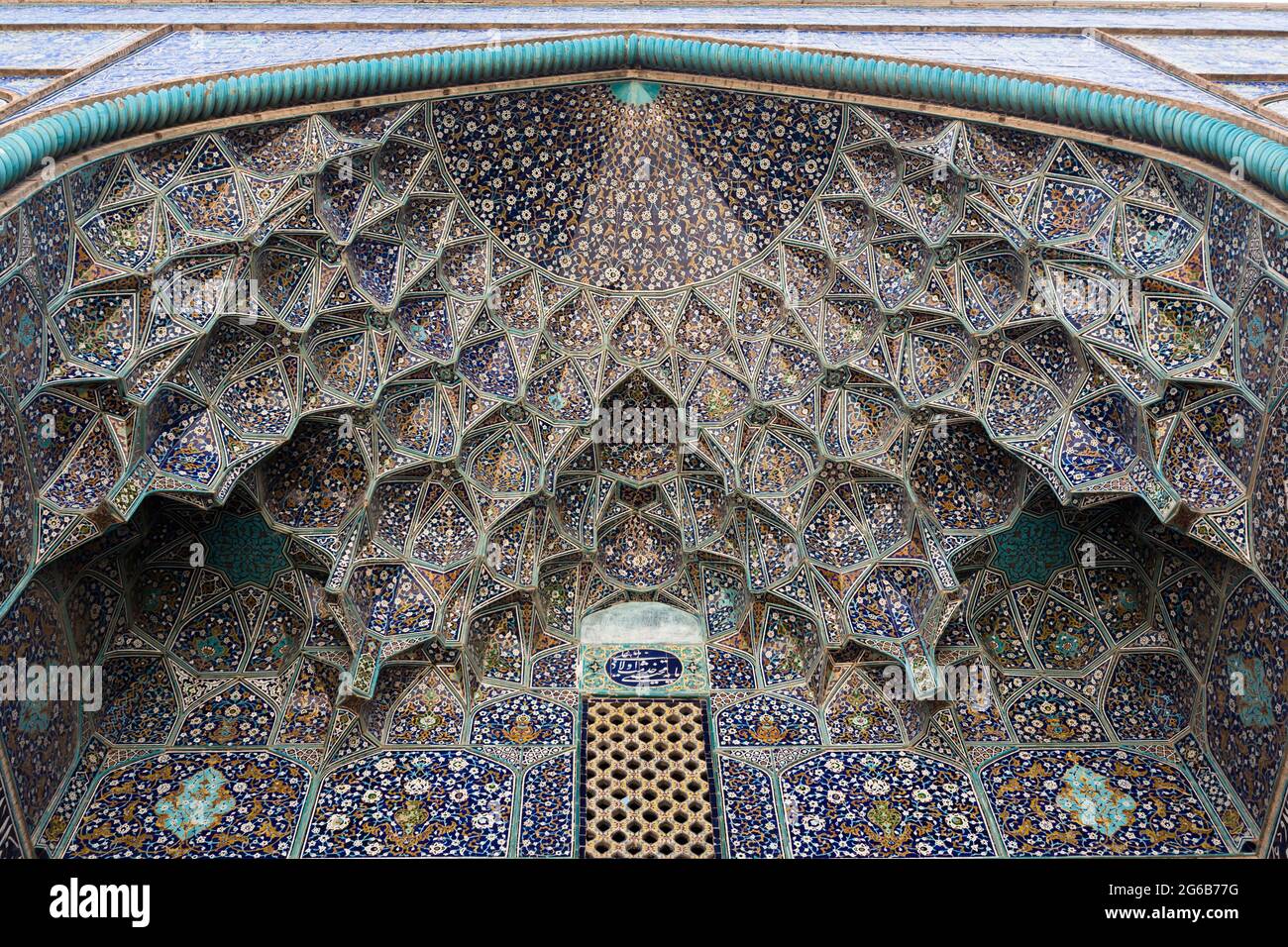 Imam square, islamic dome with muqarnas of entrance, Sheikh Lotfollah ...