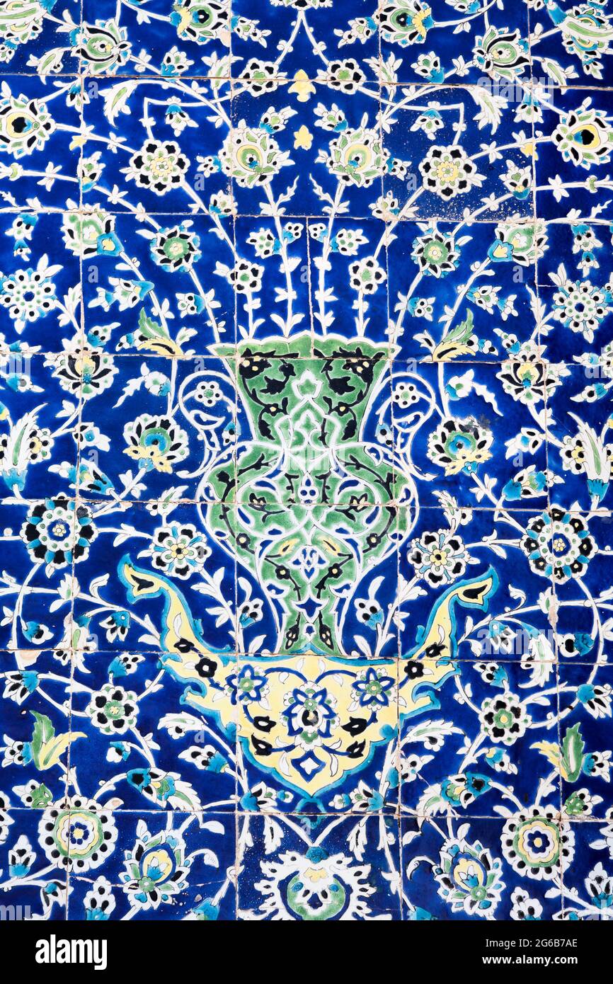 Imam square, artistic tile work of Sheikh Lotfollah Mosque, Isfahan ...