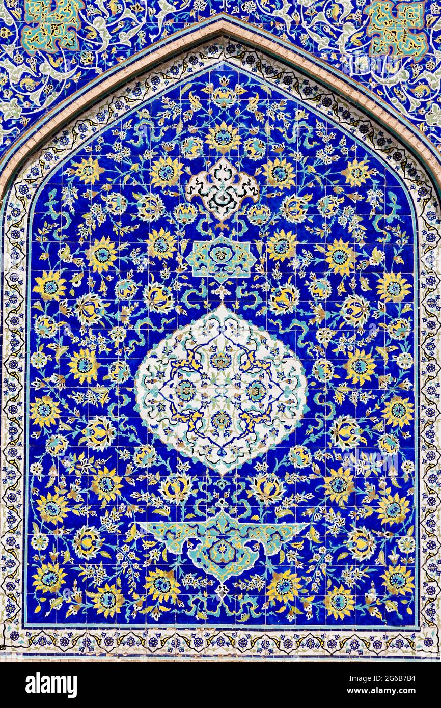 Imam square, artistic tile work of Sheikh Lotfollah Mosque, Isfahan ...