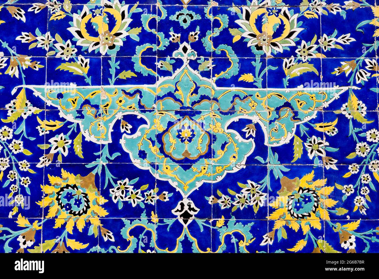 Imam square, artistic tile work of Sheikh Lotfollah Mosque, Isfahan ...