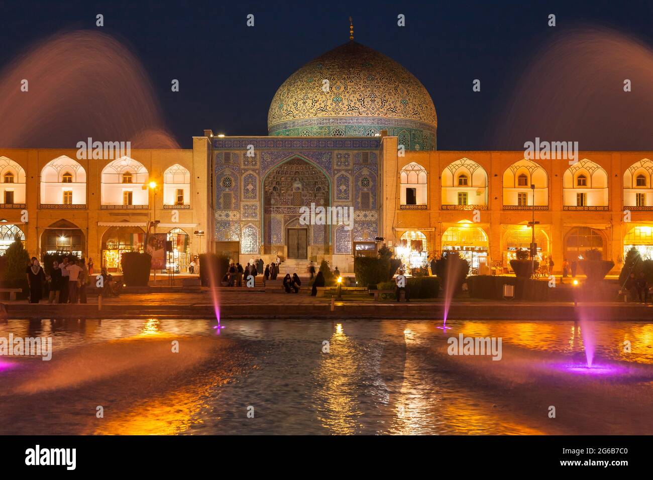 Imam square, lighting fountain at Sheikh Lotfollah Mosque, Isfahan ...