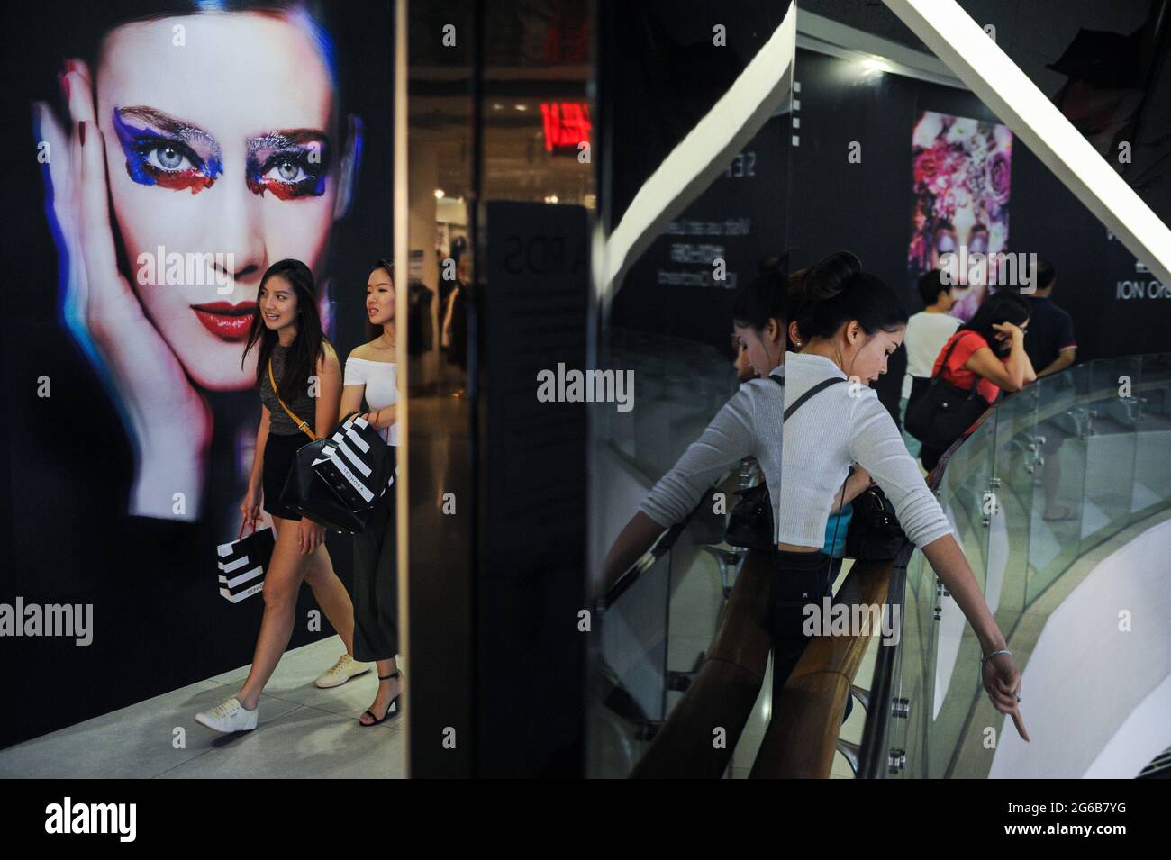 Orchard point shopping centre singapore hi-res stock photography and ...