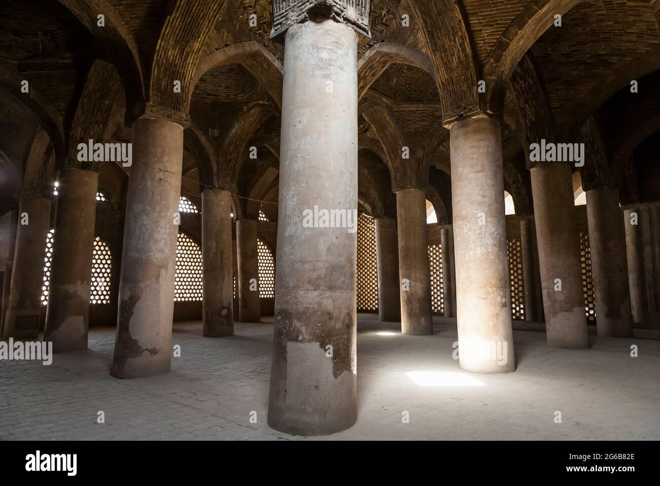 Interior with arched columns by bricks, Friday mosque(Jameh mosque ...