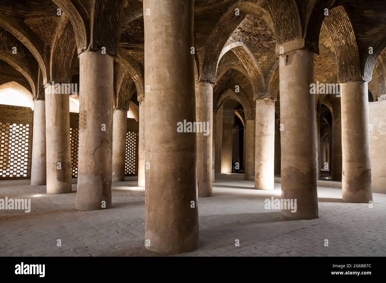 Interior with arched columns by bricks, Friday mosque(Jameh mosque ...