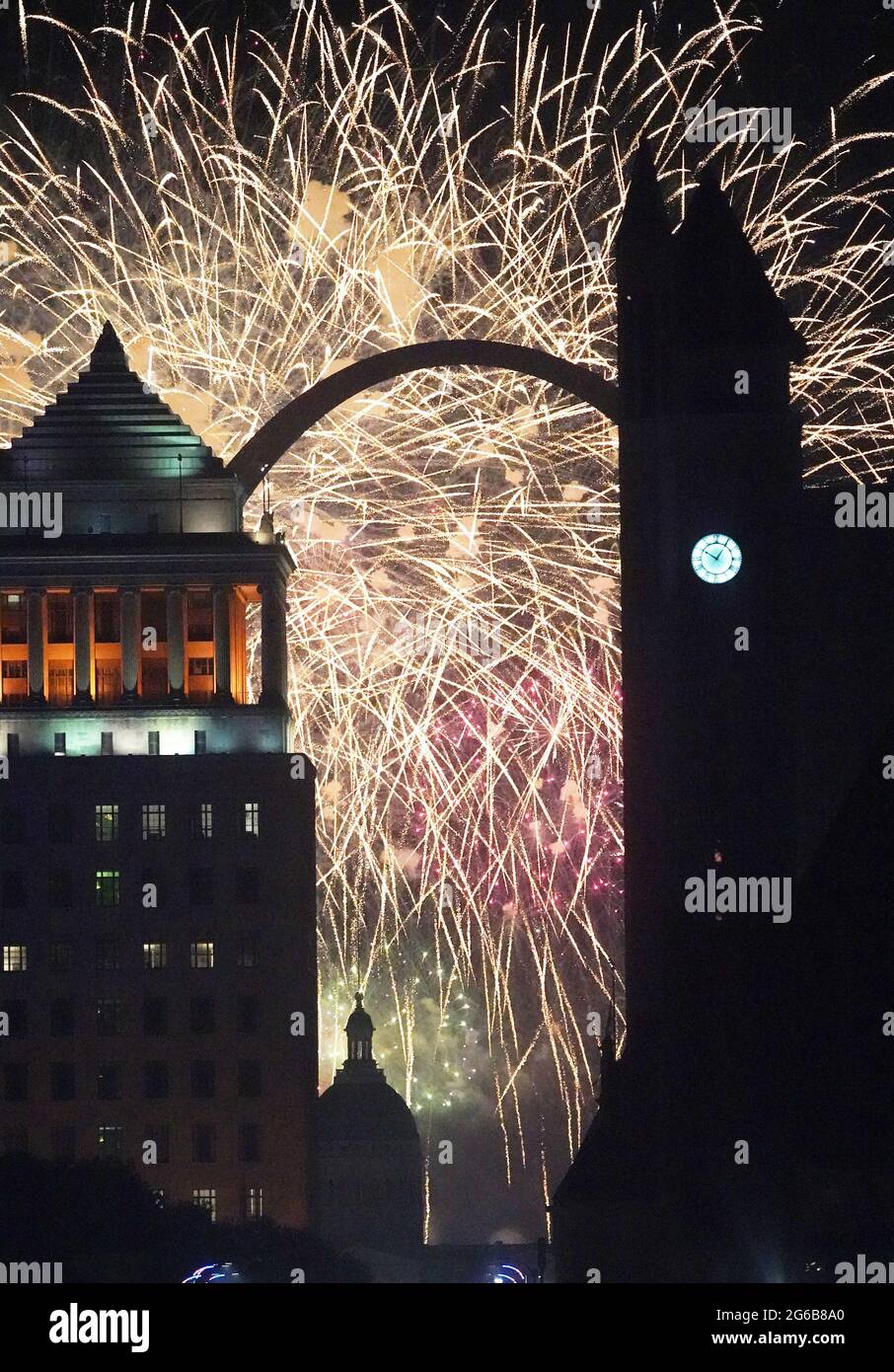 St. Louis, United States. 05th July, 2021. Fireworks light up the Civil ...