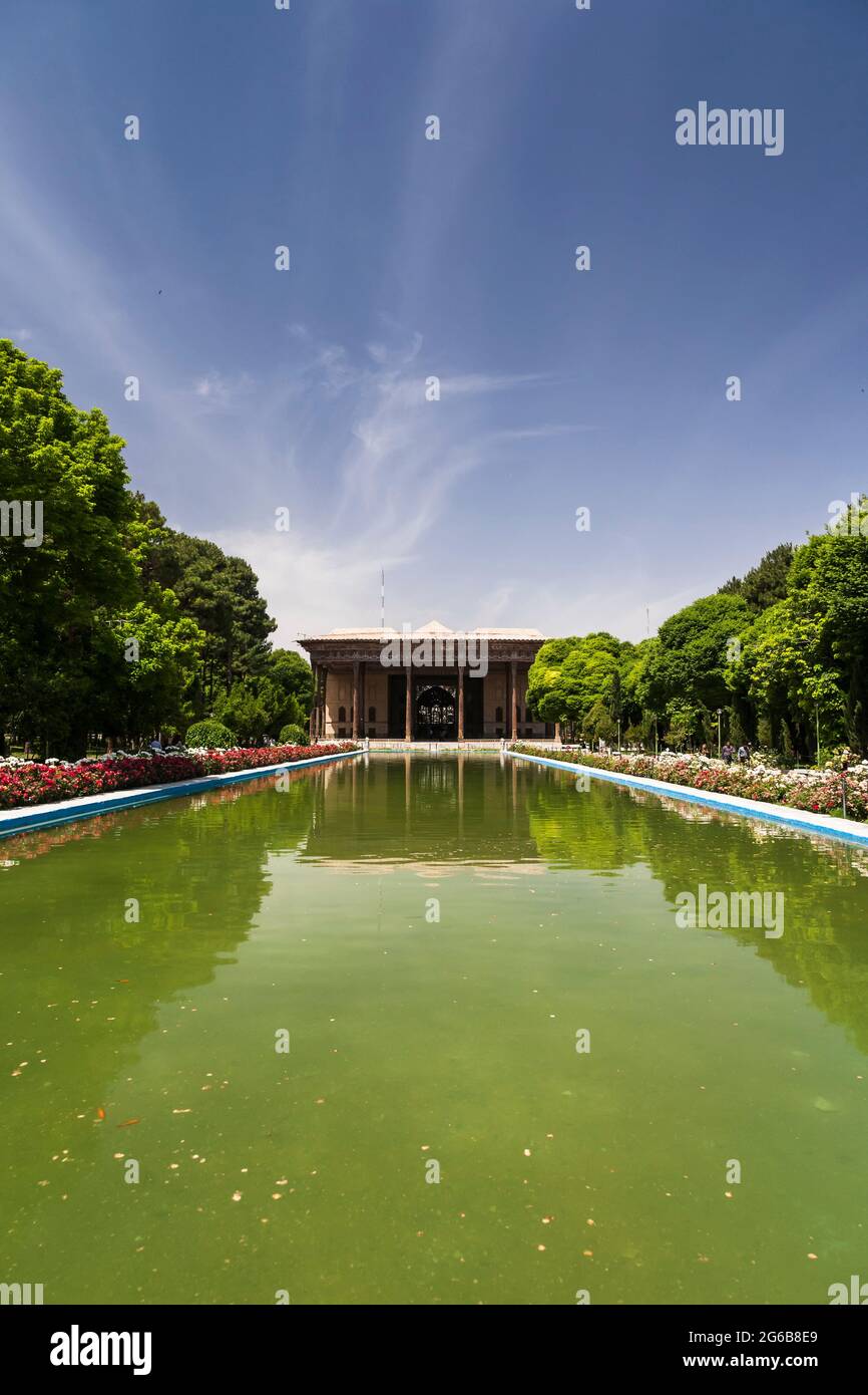 Historical Chehel Sotun Garden and palace, The Persian Garden, Isfahan ...