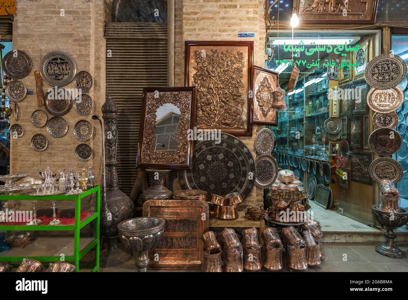 Handcraft souvenir shop, Arcade(cloister) of Imam square, Isfahan ...