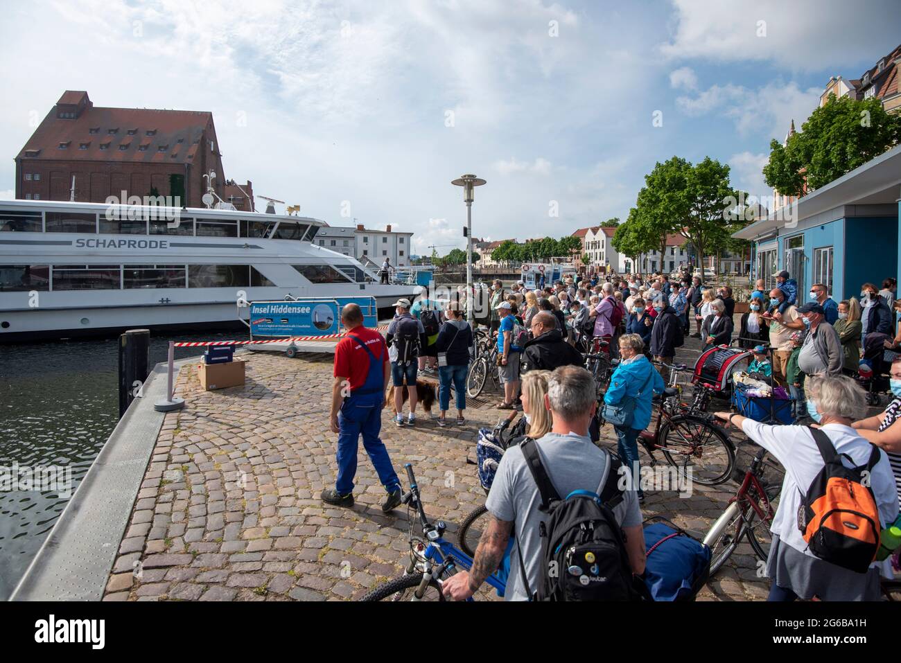 Stralsund, Germany. 24th June, 2021. Holidaymakers watch the mooring ...