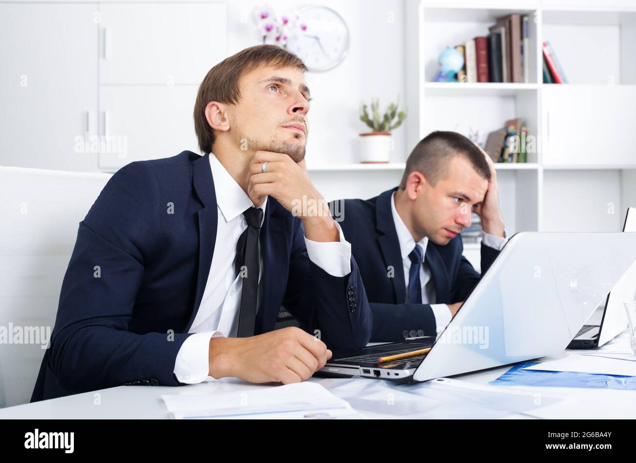 Male coworkers failure hi-res stock photography and images - Alamy