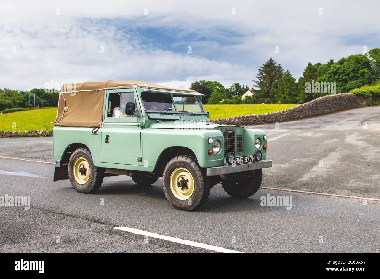 1970 79s green LAND ROVER SERIES 2 canvas top SWB 90 2286cc petrol pick ...