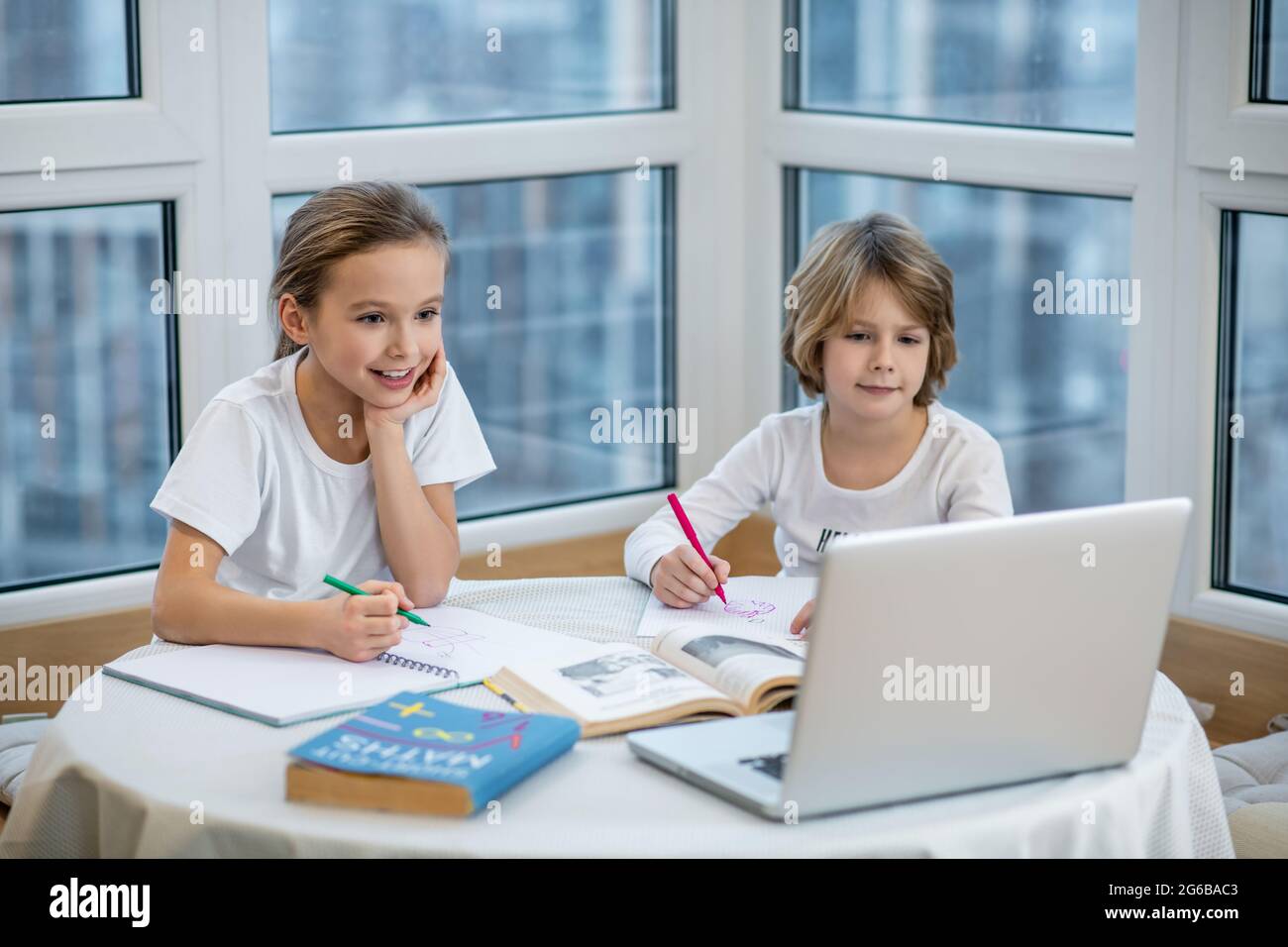 Kids studying home hi-res stock photography and images - Alamy