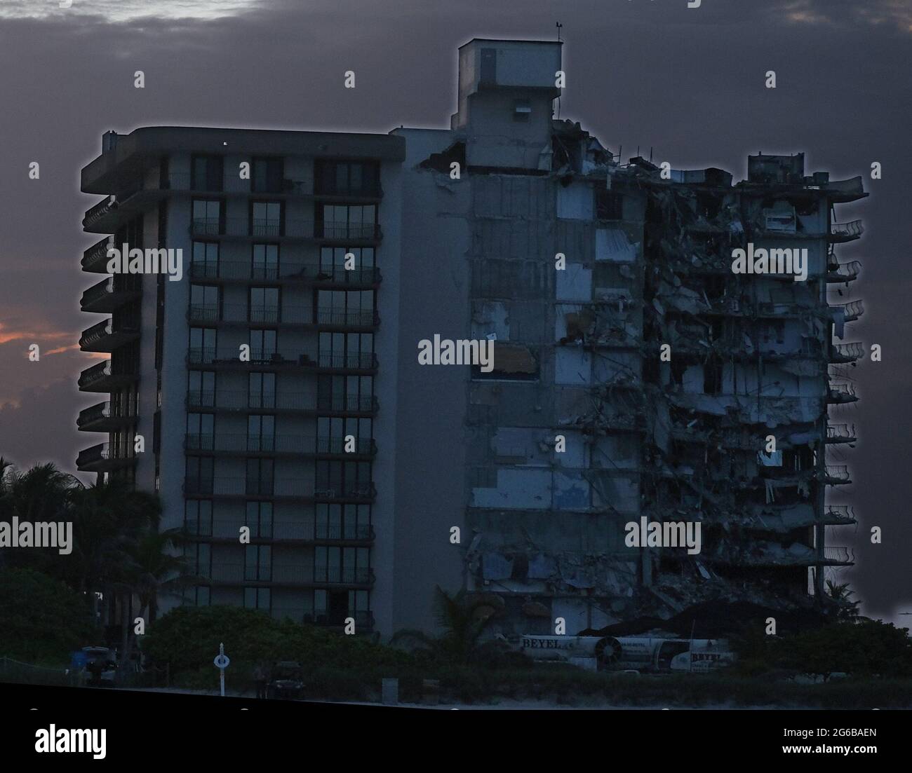 Champlain towers south condo collapse hi-res stock photography and ...