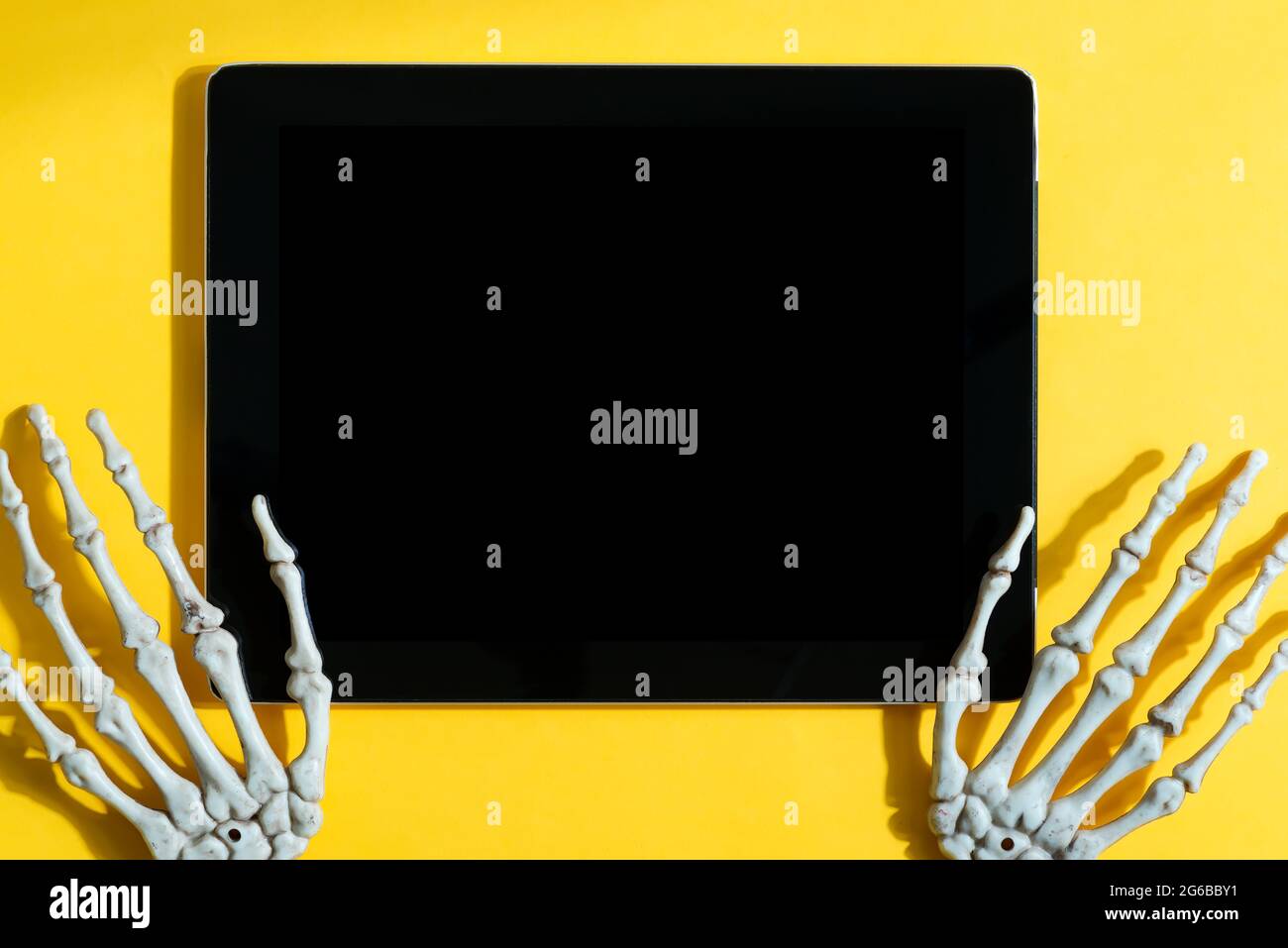 Skeleton hands hi-res stock photography and images - Alamy
