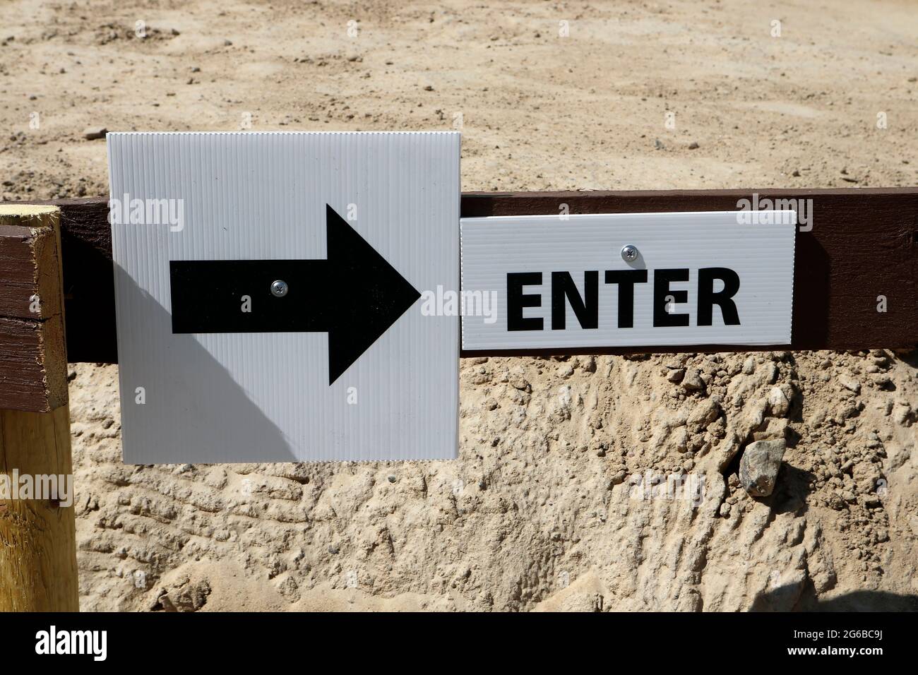 enter sign on fence outdoors Stock Photo - Alamy