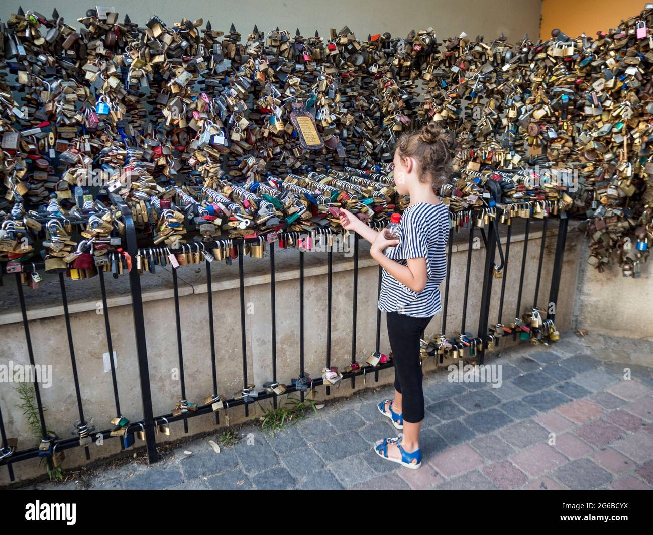 Padlocks on railings hi-res stock photography and images - Alamy