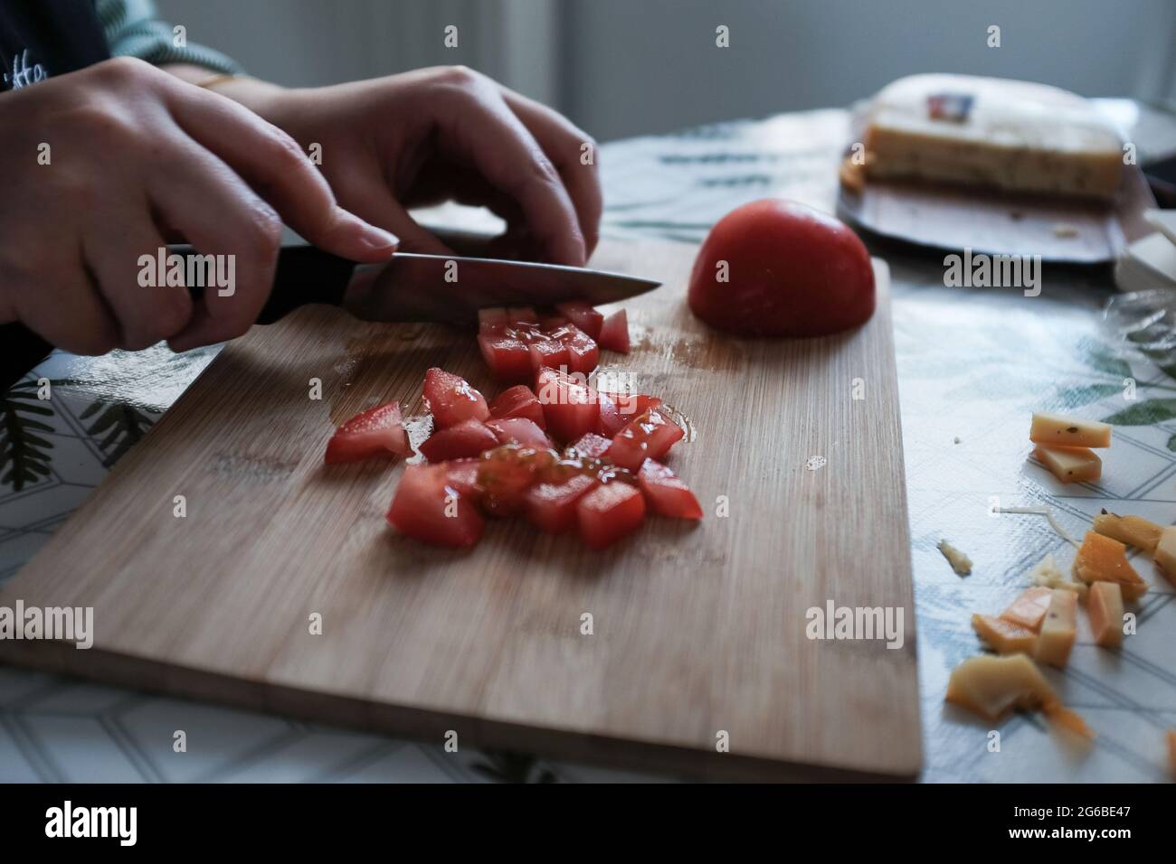 Person cutting tomatoes hi-res stock photography and images - Alamy