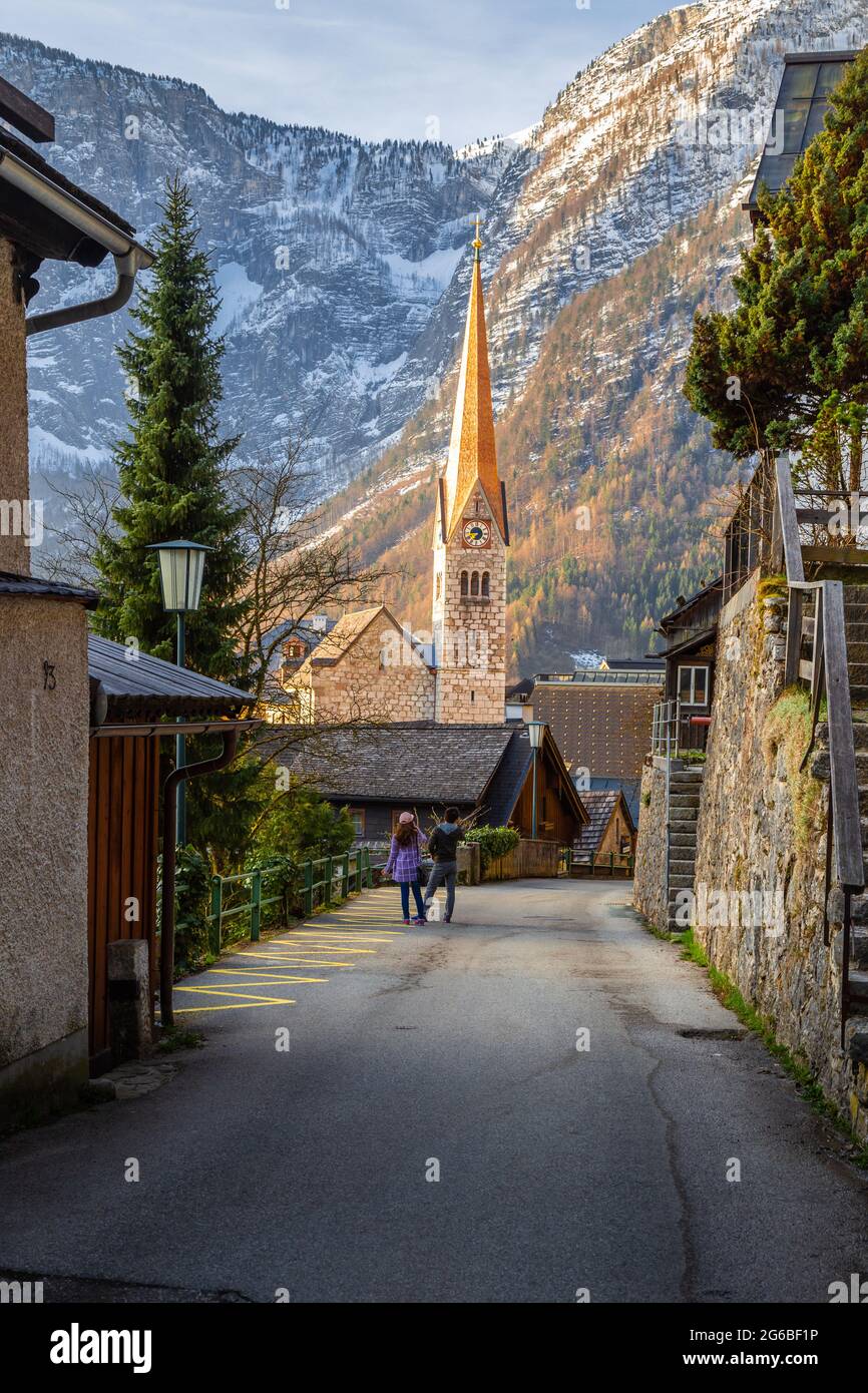 Couple of tourists enjoying the vIew of beautiful Hallstatt famous ...