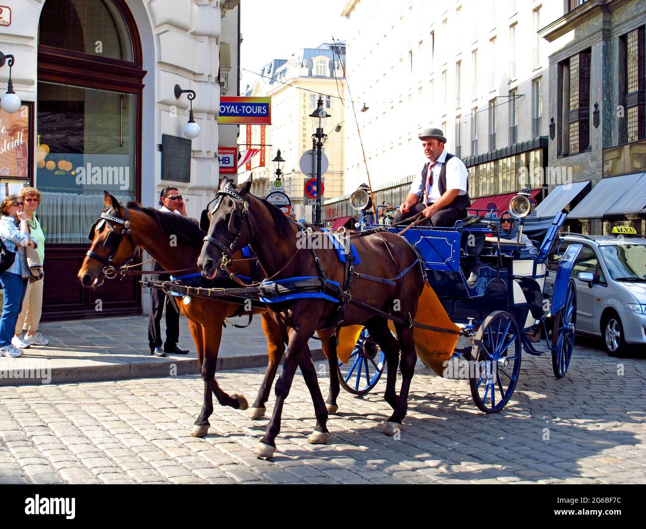 Wien vienna michaelerplatz fiaker hi-res stock photography and images ...