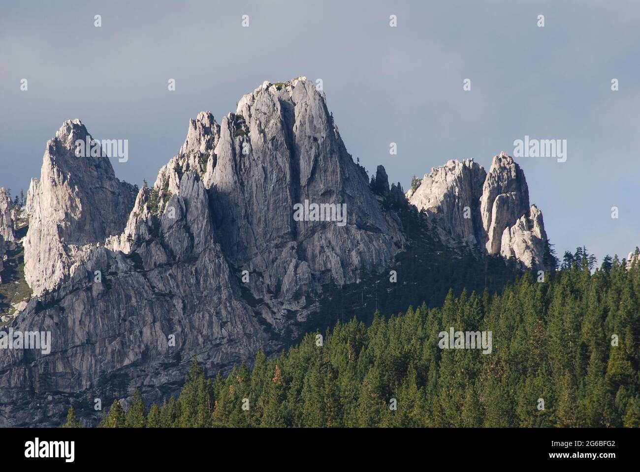 Granite spires of the Castle Crags in Northern California Stock Photo ...
