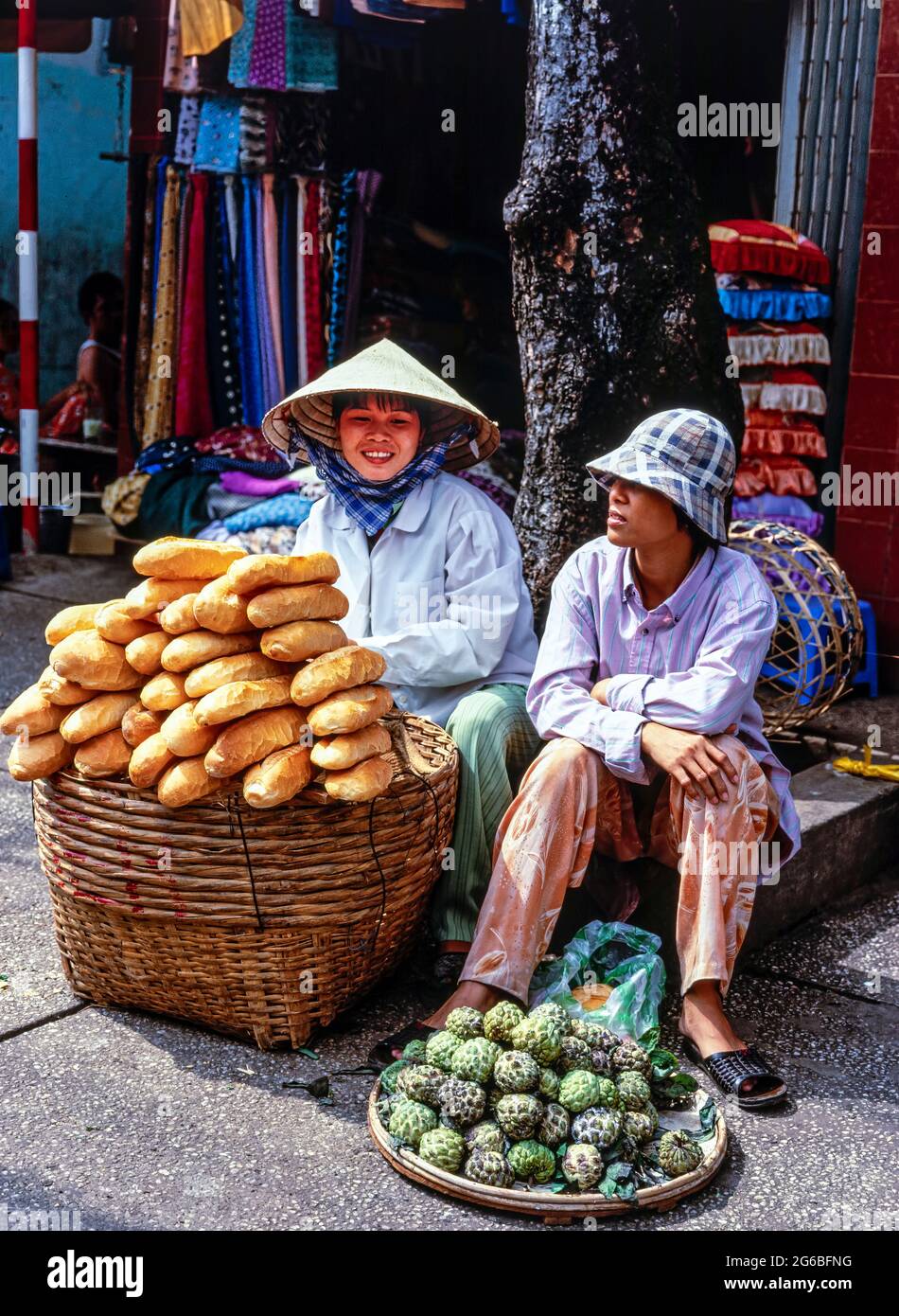 Street hawker, Ho Chi Minh, Saigon, Vietnam Stock Photo - Alamy