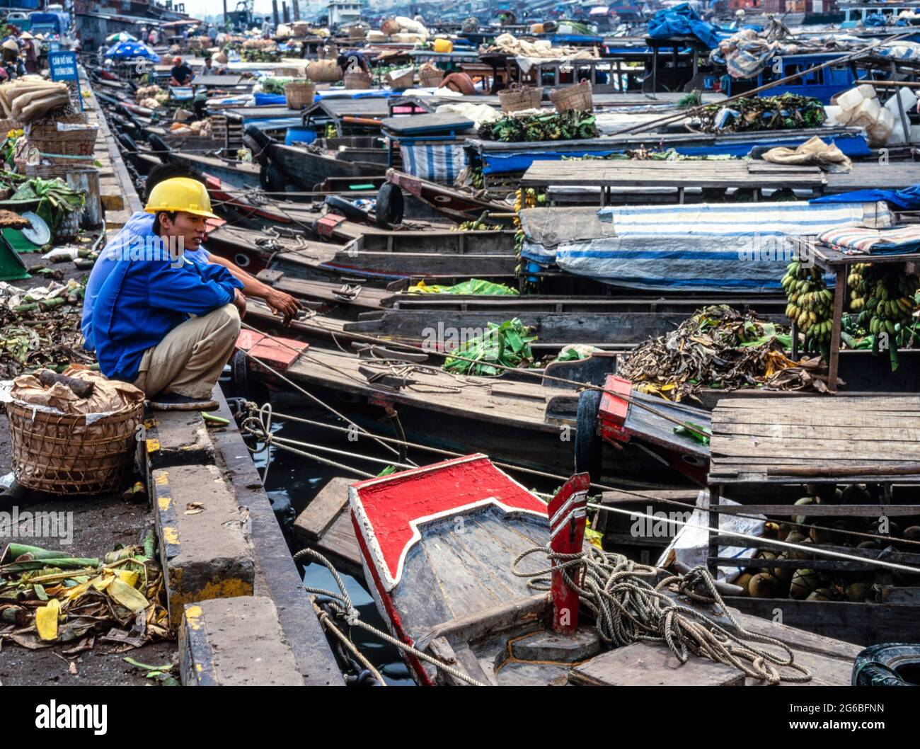 Unloading fruit and vegetables from boats on Saigon river, Vietnam ...