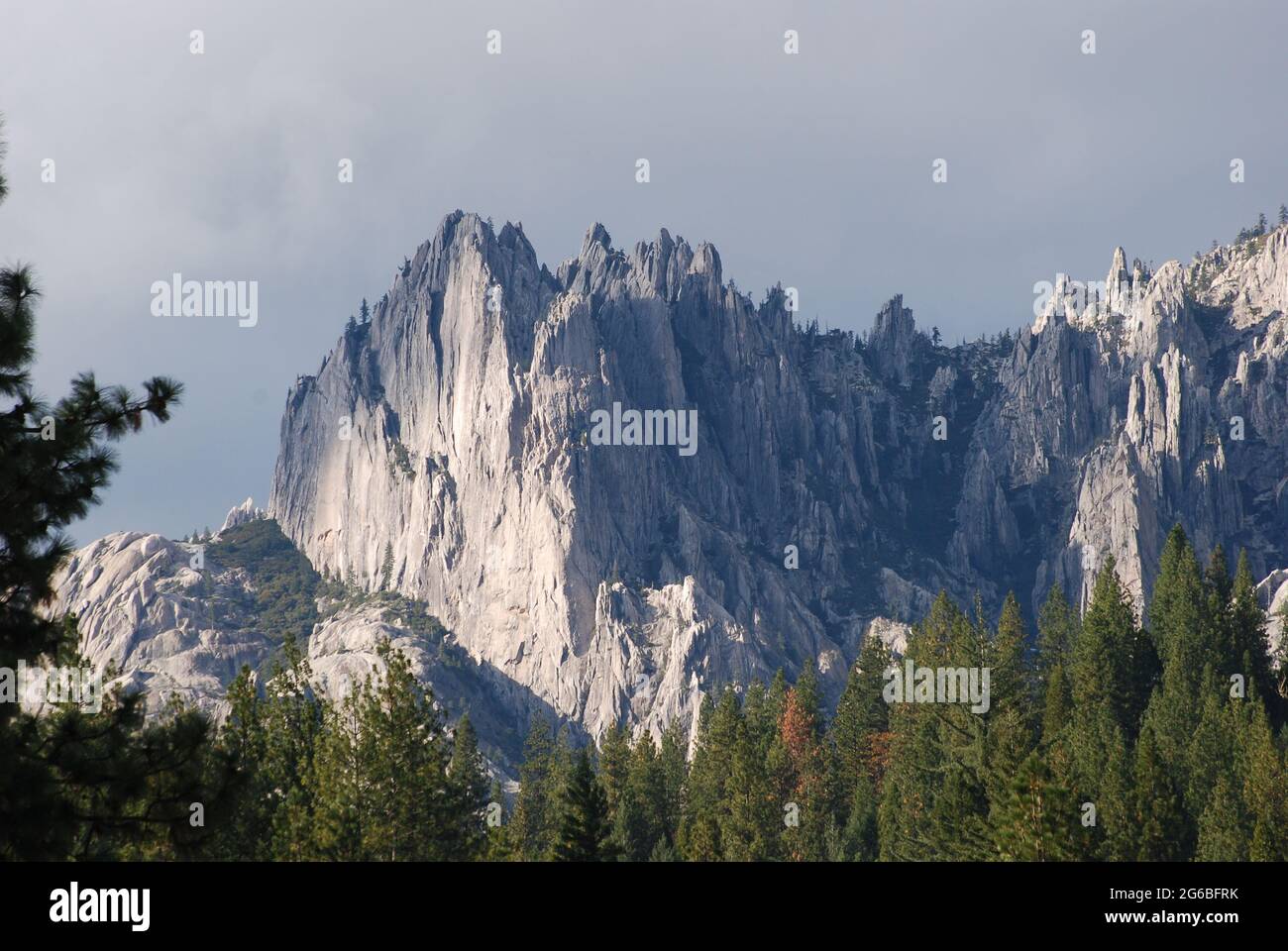 Granite spires of the Castle Crags in Northern California Stock Photo ...