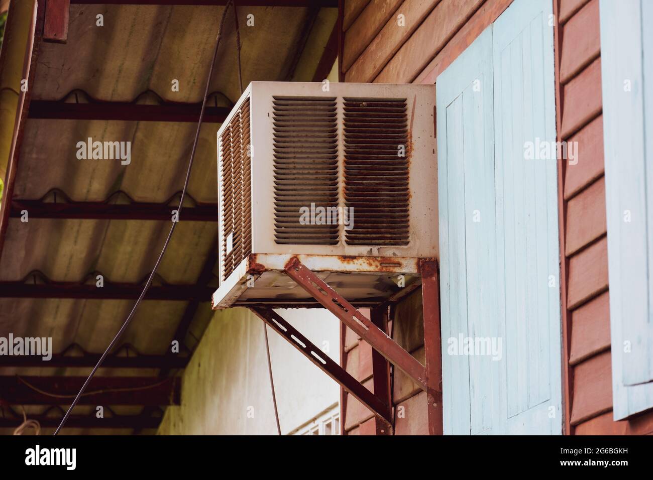 Old air conditioner hi-res stock photography and images - Alamy