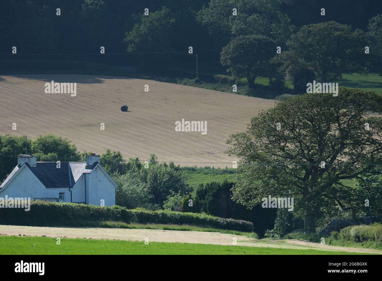 Straw bale house hi-res stock photography and images - Alamy