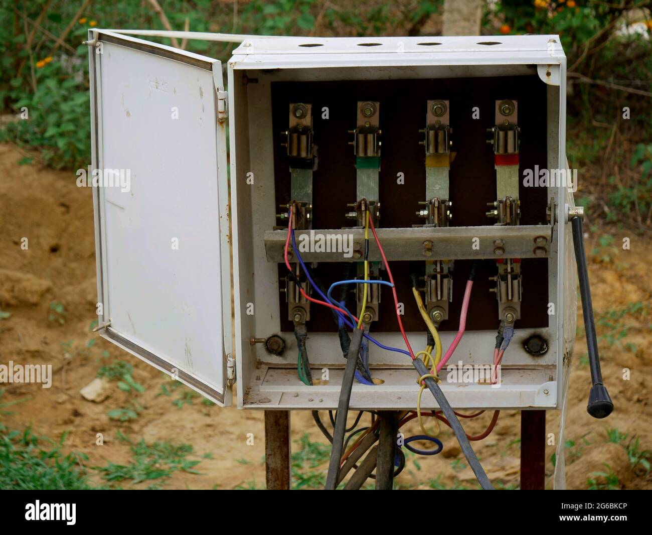 Electricity supply transformer presenting with multiple wire connection ...