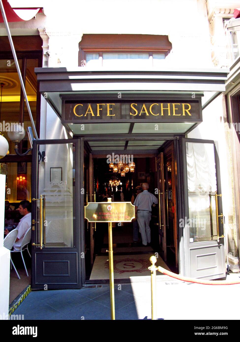 Original sachertorte hi-res stock photography and images - Alamy