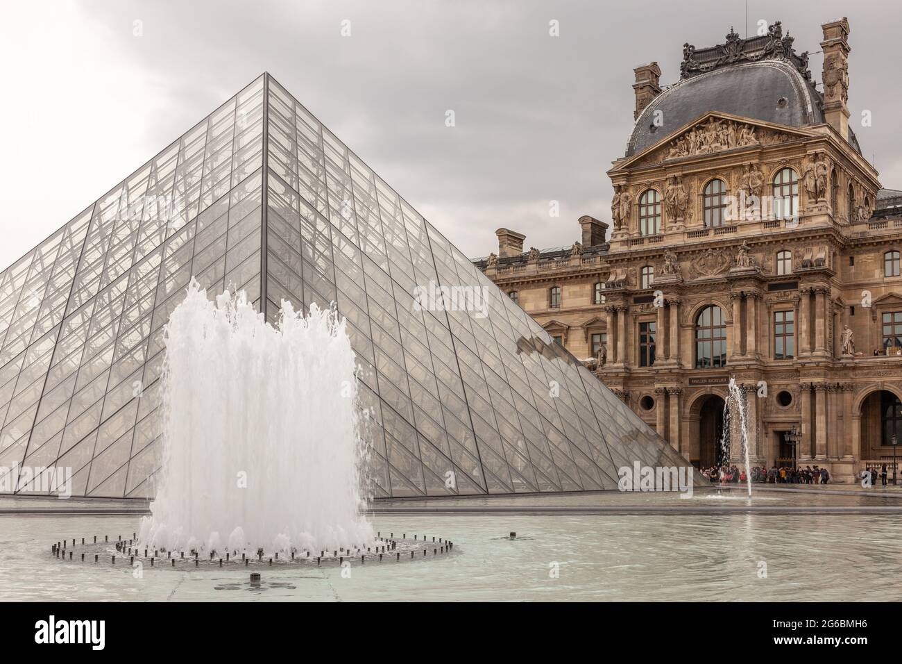 Louvre pyramid, fountain and wing of the Louvre palace Stock Photo - Alamy