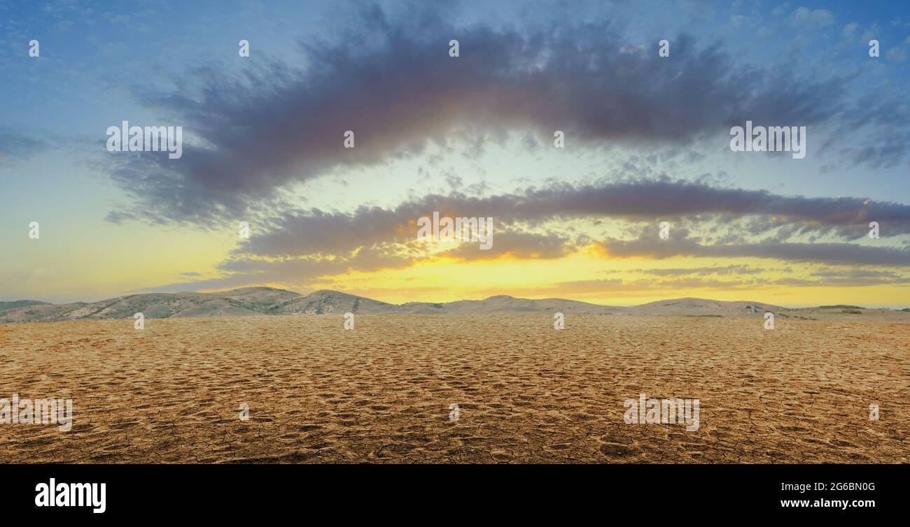 Desert landscape dry hi-res stock photography and images - Alamy