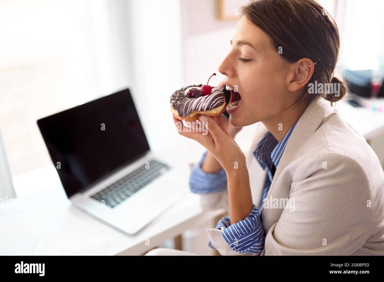 Unhealthy lifestyle eating working hi-res stock photography and images ...