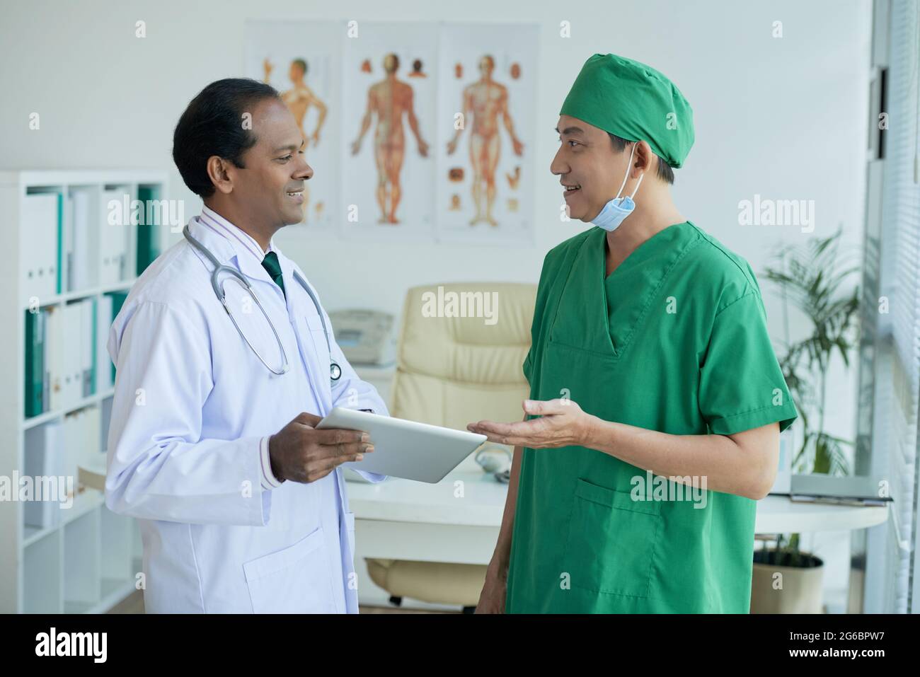 Nurse reading computer screen hi-res stock photography and images - Alamy