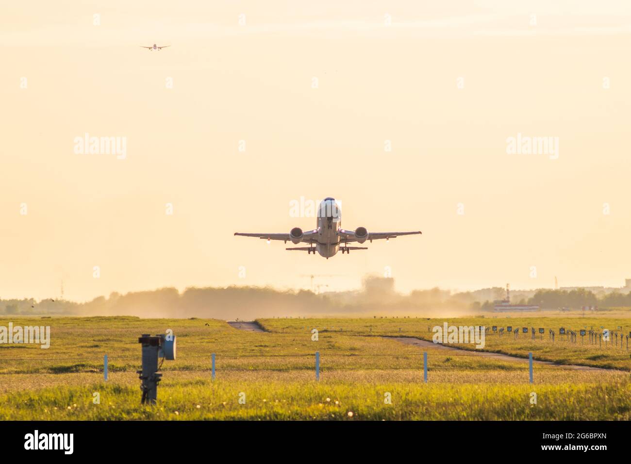 Dust runway hi-res stock photography and images - Alamy