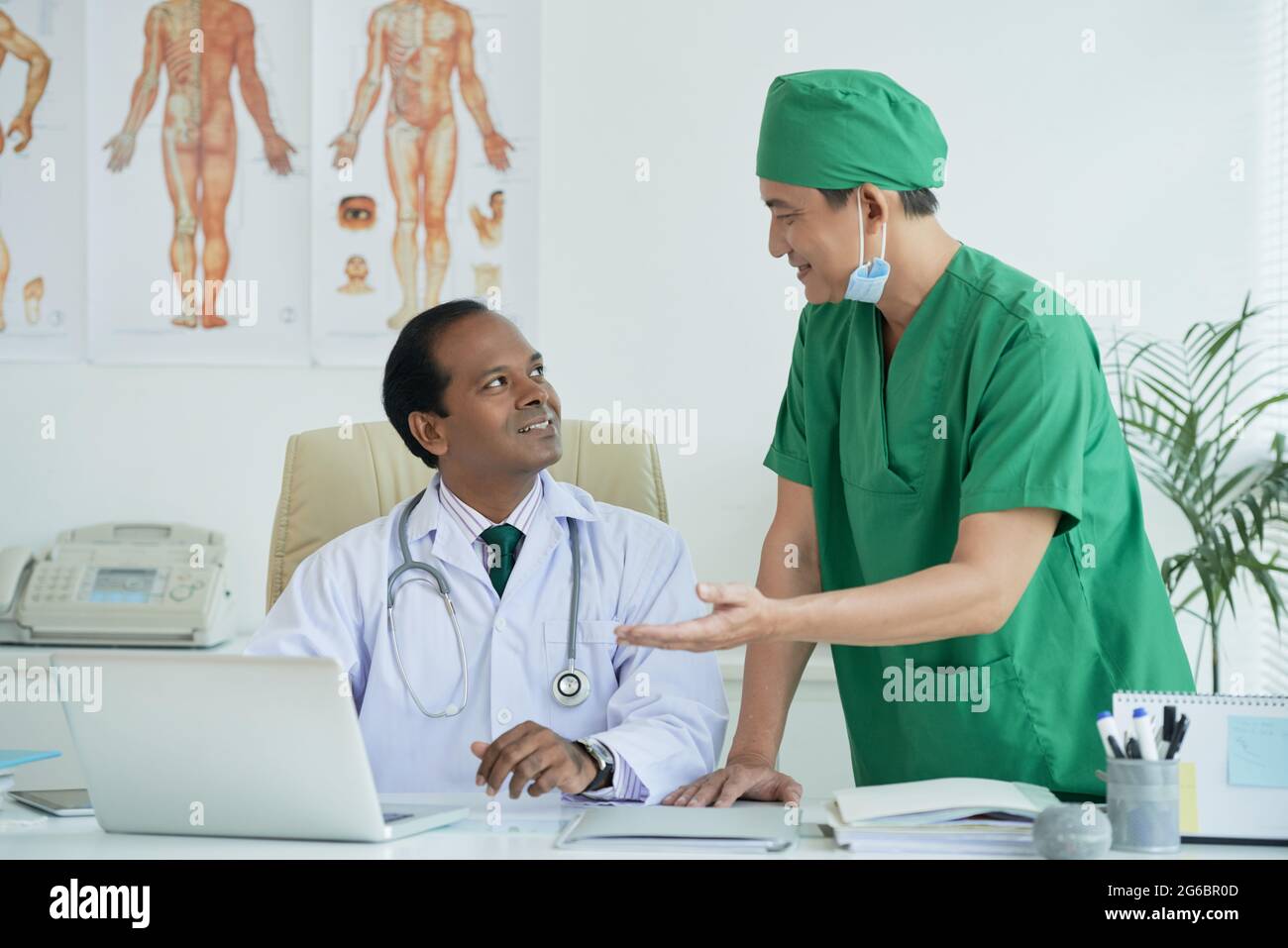 Physician candid hi-res stock photography and images - Alamy