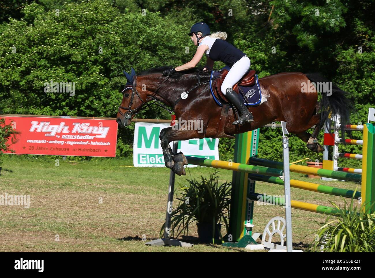 Frau pferd reiten hi-res stock photography and images - Alamy