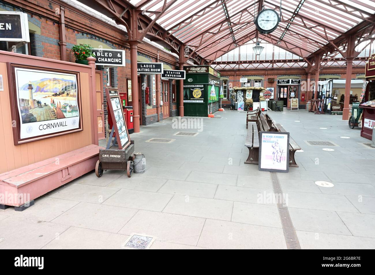 A world war two diorama at Kidderminster station Stock Photo - Alamy