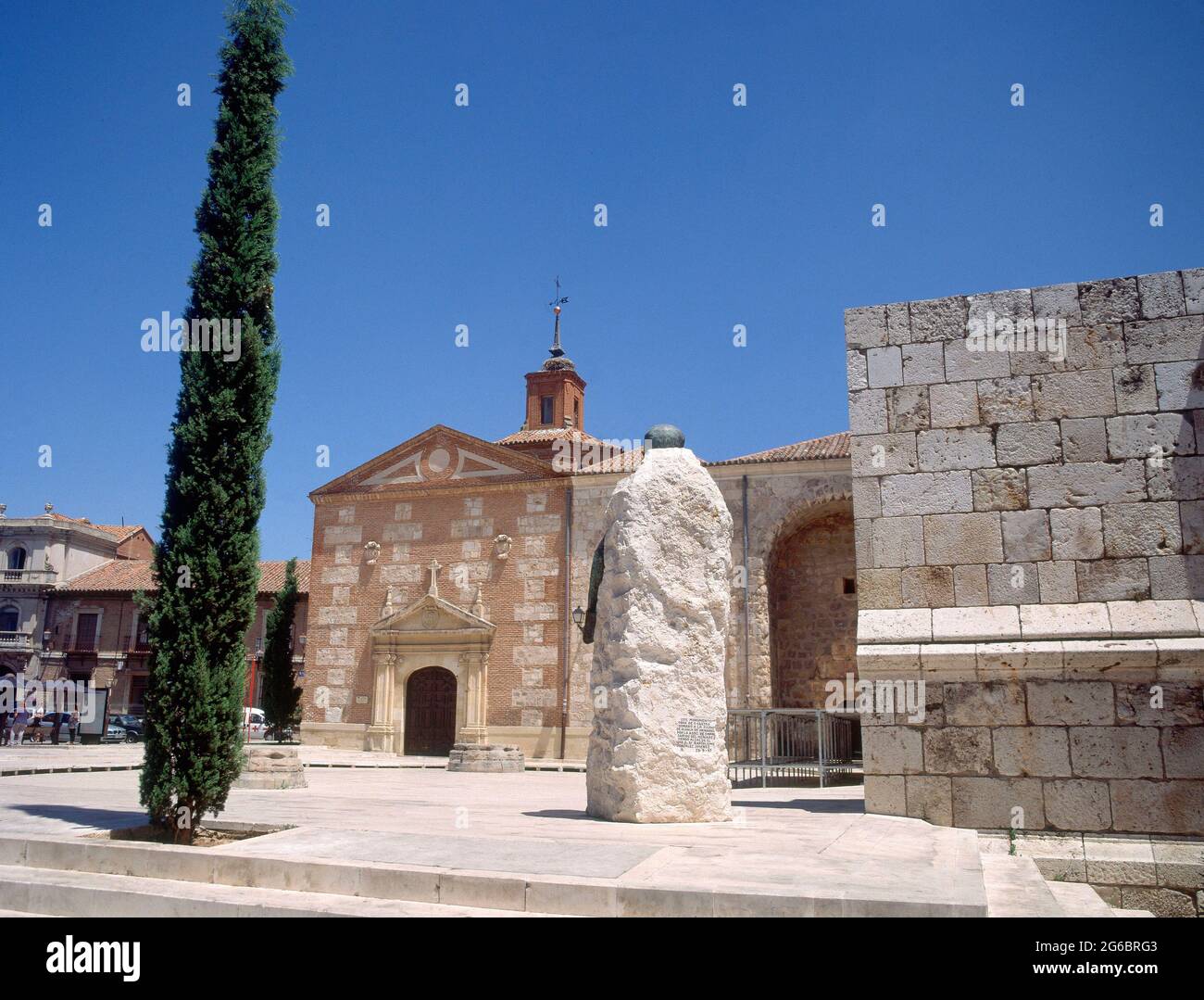 PLAZA DE CERVANTES - ESTATUA DE LUIS ASTRANA MARIN Y LA CAPILLA DEL ...