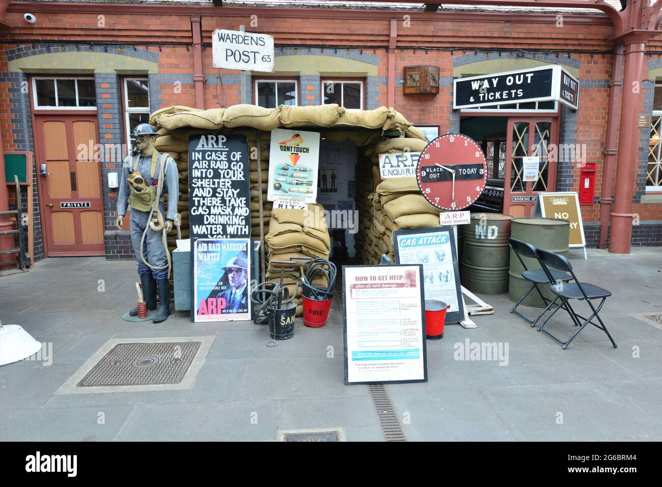 A world war two diorama at Kidderminster station Stock Photo - Alamy