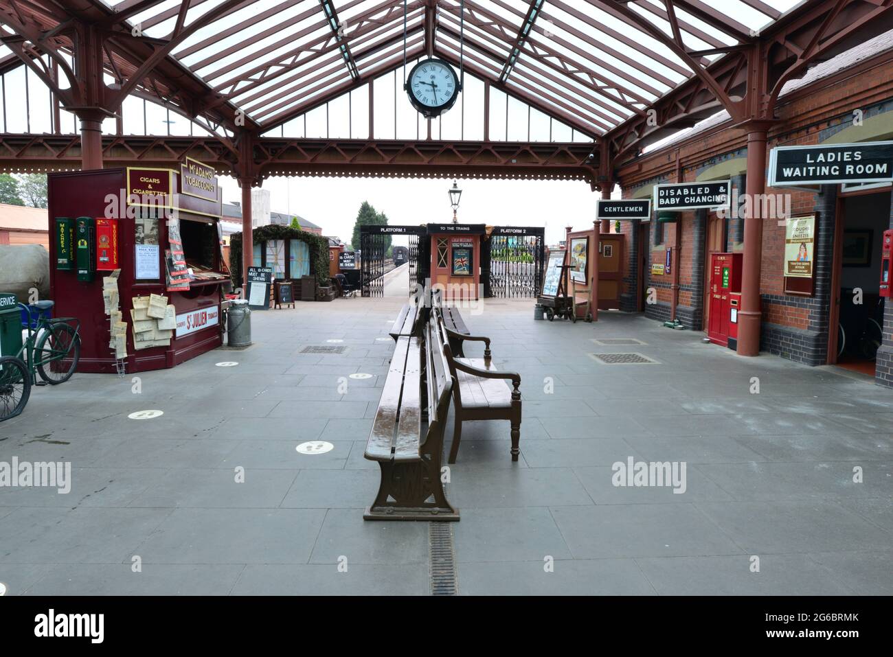 A world war two diorama at Kidderminster station Stock Photo - Alamy