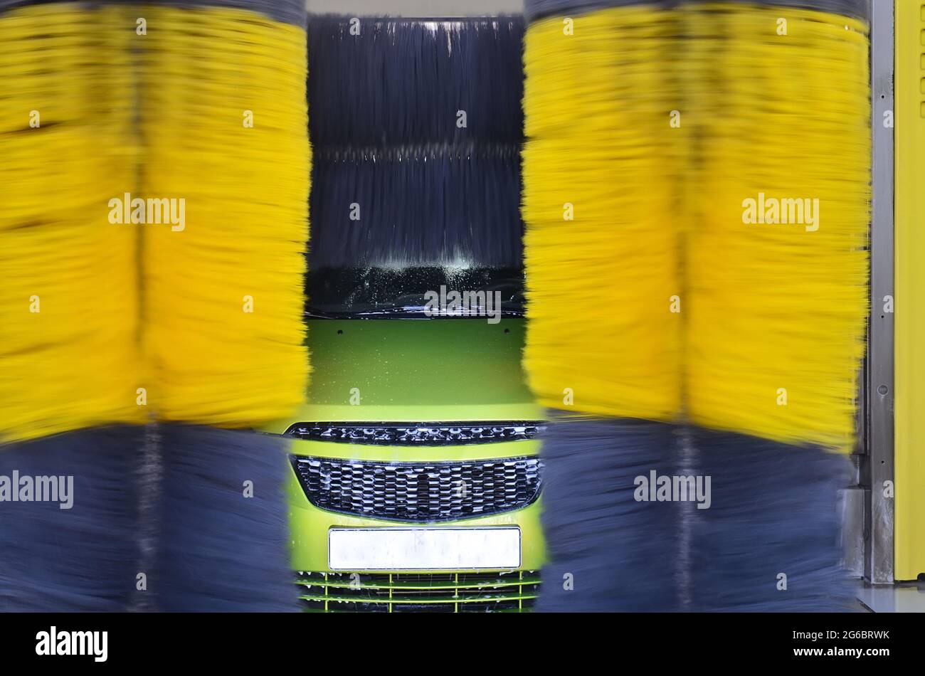 Automatic car wash with washable wet green car Stock Photo - Alamy