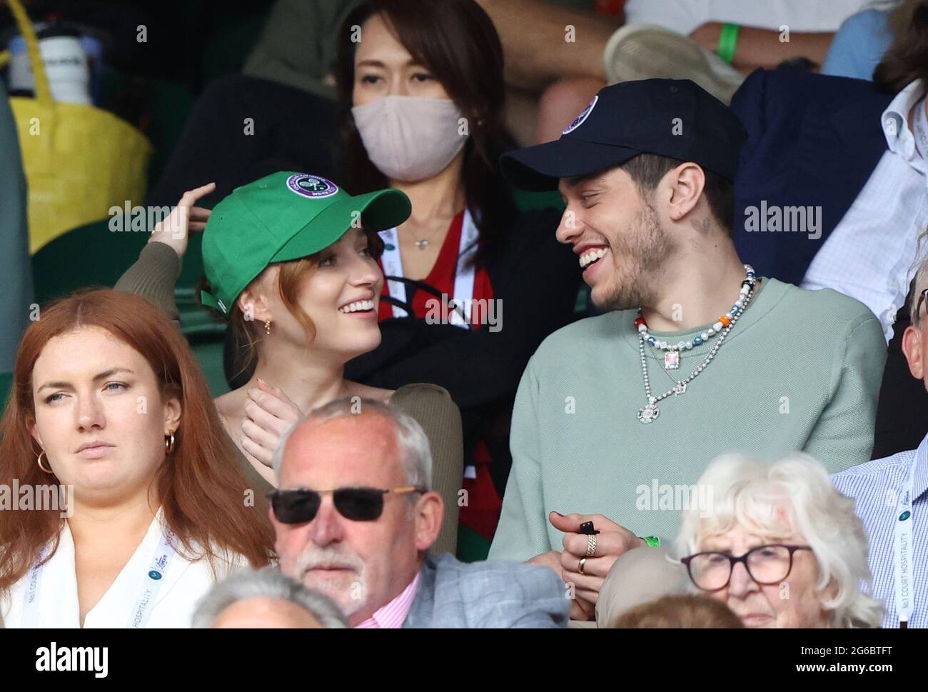 Phoebe dynevor davidson hi-res stock photography and images - Alamy