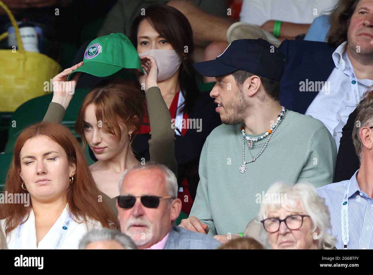 Bridgerton phoebe dynevor hi-res stock photography and images - Alamy